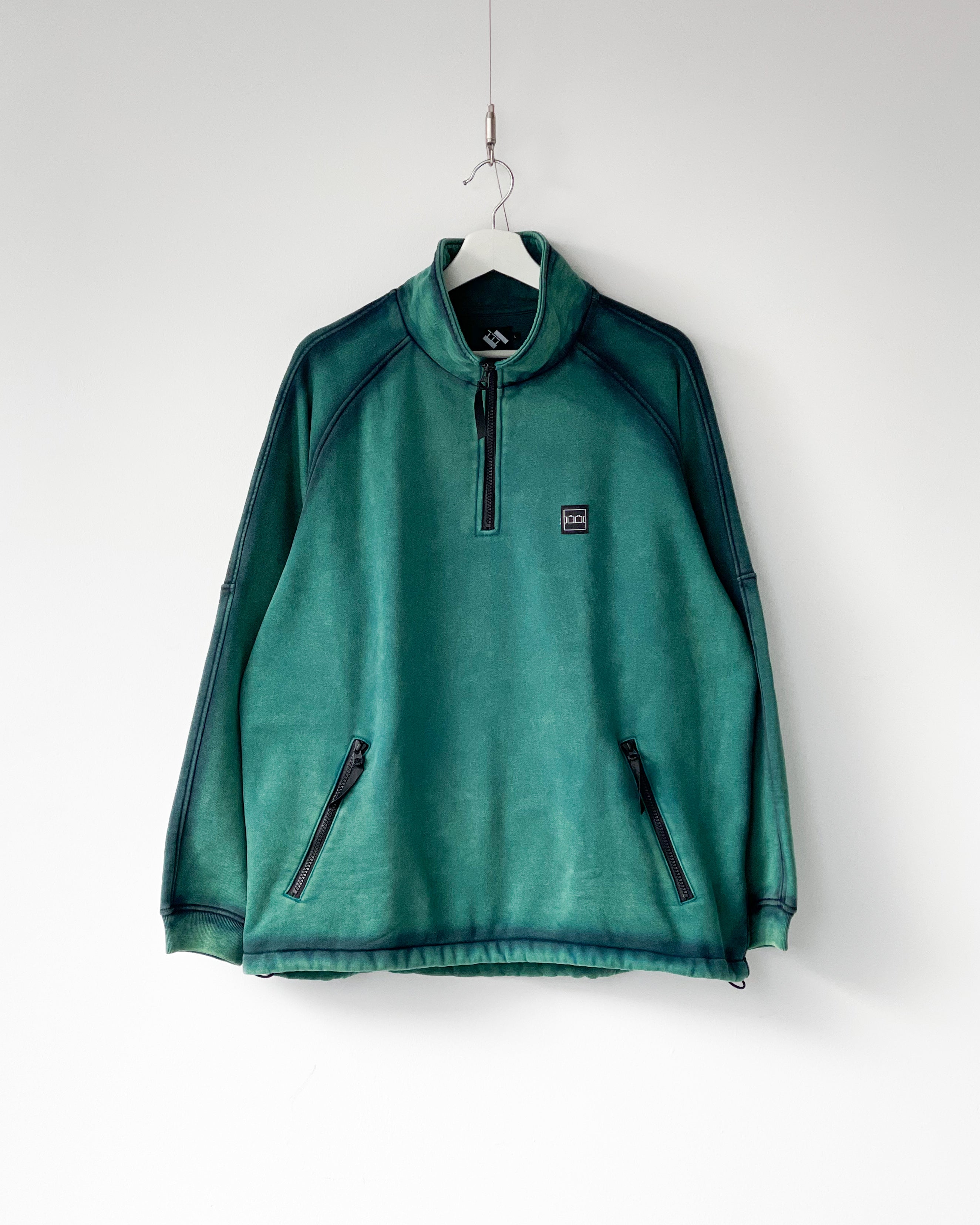 【THE TRILOGY TAPES】TTT SPRAY FUNNEL NECK - SEA MOSS GREEN/BLACK
